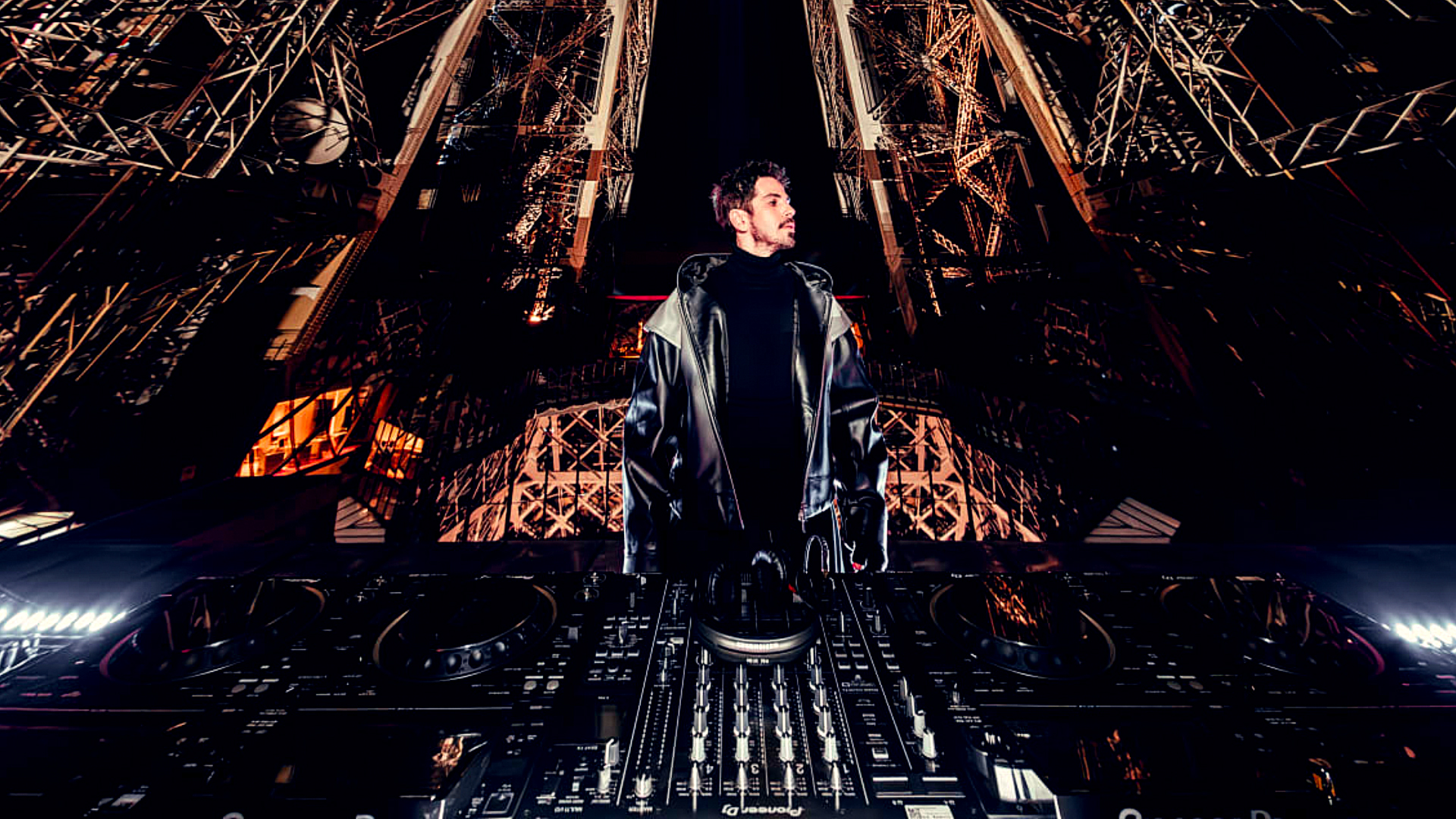 Michael Canitrot Played an Incredible DJ Set from the Eiffel Tower ...