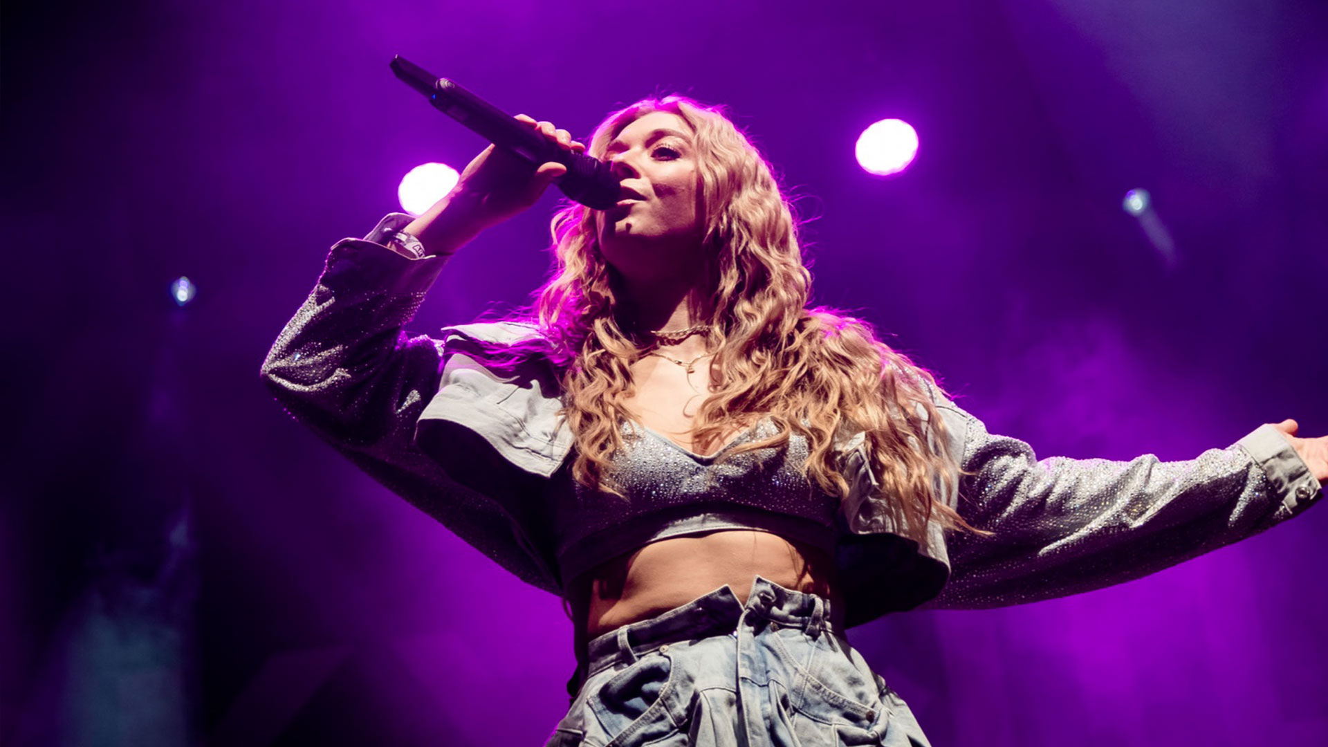 Becky Hill: From The Voice to the Brit Awards in Dance Music | LoudLife.eu